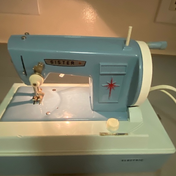 sisters | Other | Sisters Vintage Electric Sewing Machine 96s | Poshmark